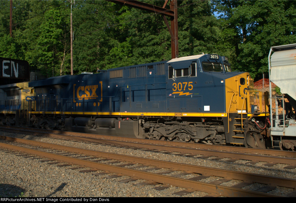CSX ES44AH 3075 trails on Q300-01